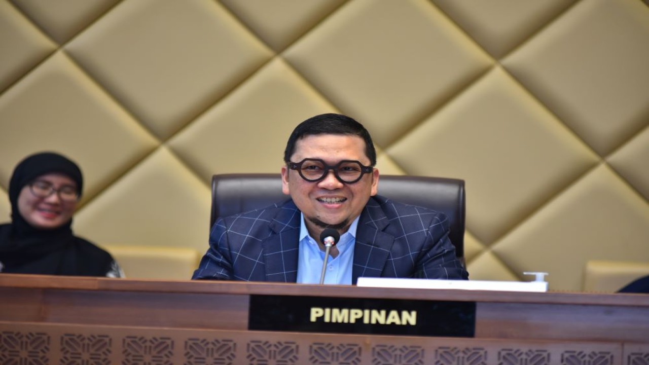 Ketua Komisi II DPR RI Ahmad Doli Kurnia saat memimpin rapat kerja di Kompleks Parlemen, Senayan ...